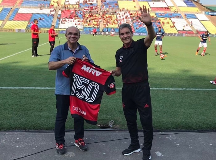 Fla faz homenagem a Carpegiani por marca histórica pelo clube